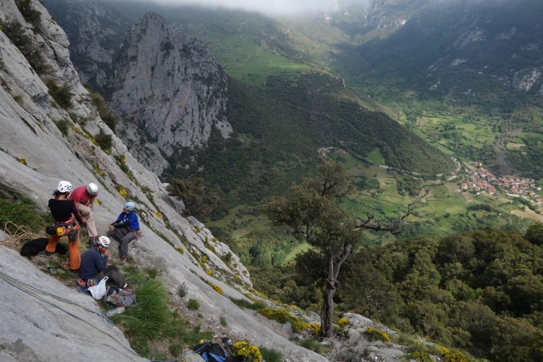 Agero-Racking-Up - Snowdonia Mountain Guides